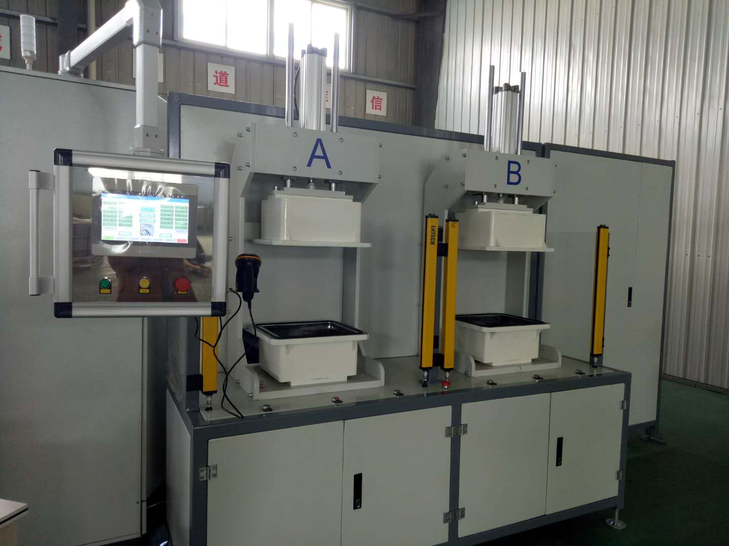 Vacuum chamber helium leak detecting system used in automotive ...